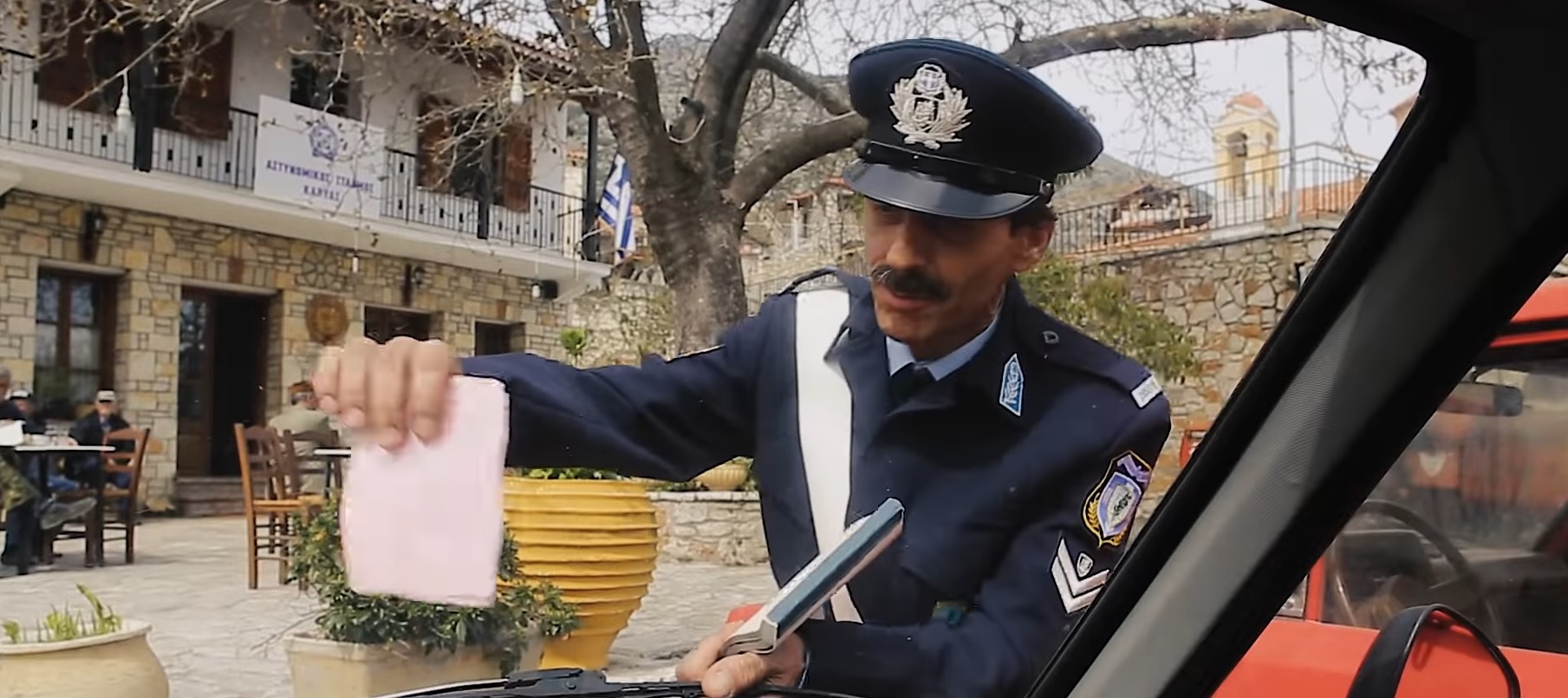 Δείτε το ο χιουμοριστικό βίντεο της ΕΛΑΣ με τις ευχές για το Πάσχα ...