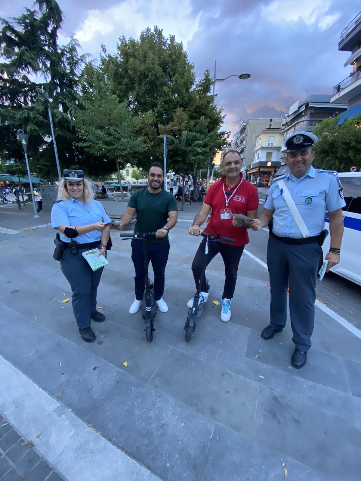 Η Τροχαία Κοζάνη μοίρασε ενημερωτικά φυλλάδια σχετικά με τους κανόνες ...