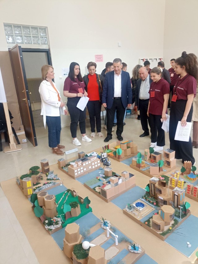 Την έκθεση του ΕΠΑΛ Αμυνταίου επισκέφτηκε ο δήμαρχος Αμυνταίου Άνθιμος ...