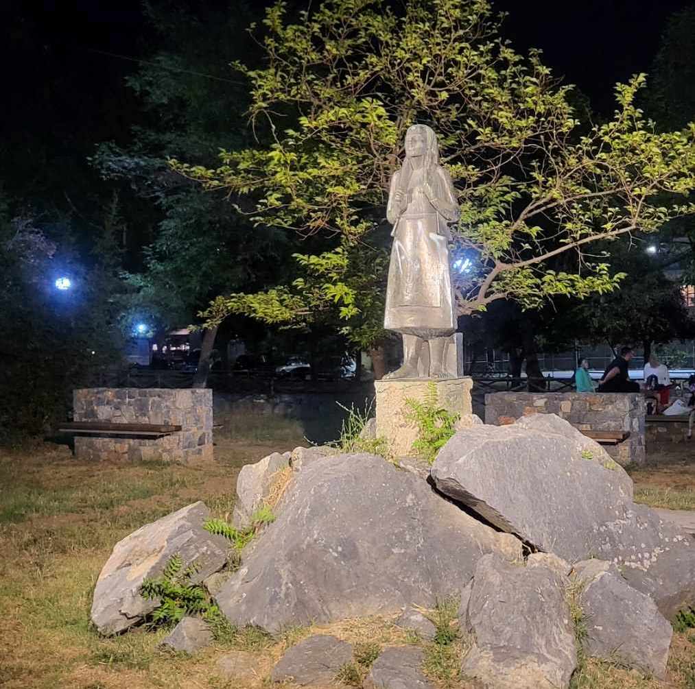 Στη φωταγώγηση αγαλμάτων, προτομών και μνημείων της πόλης προχώρησε ο ...