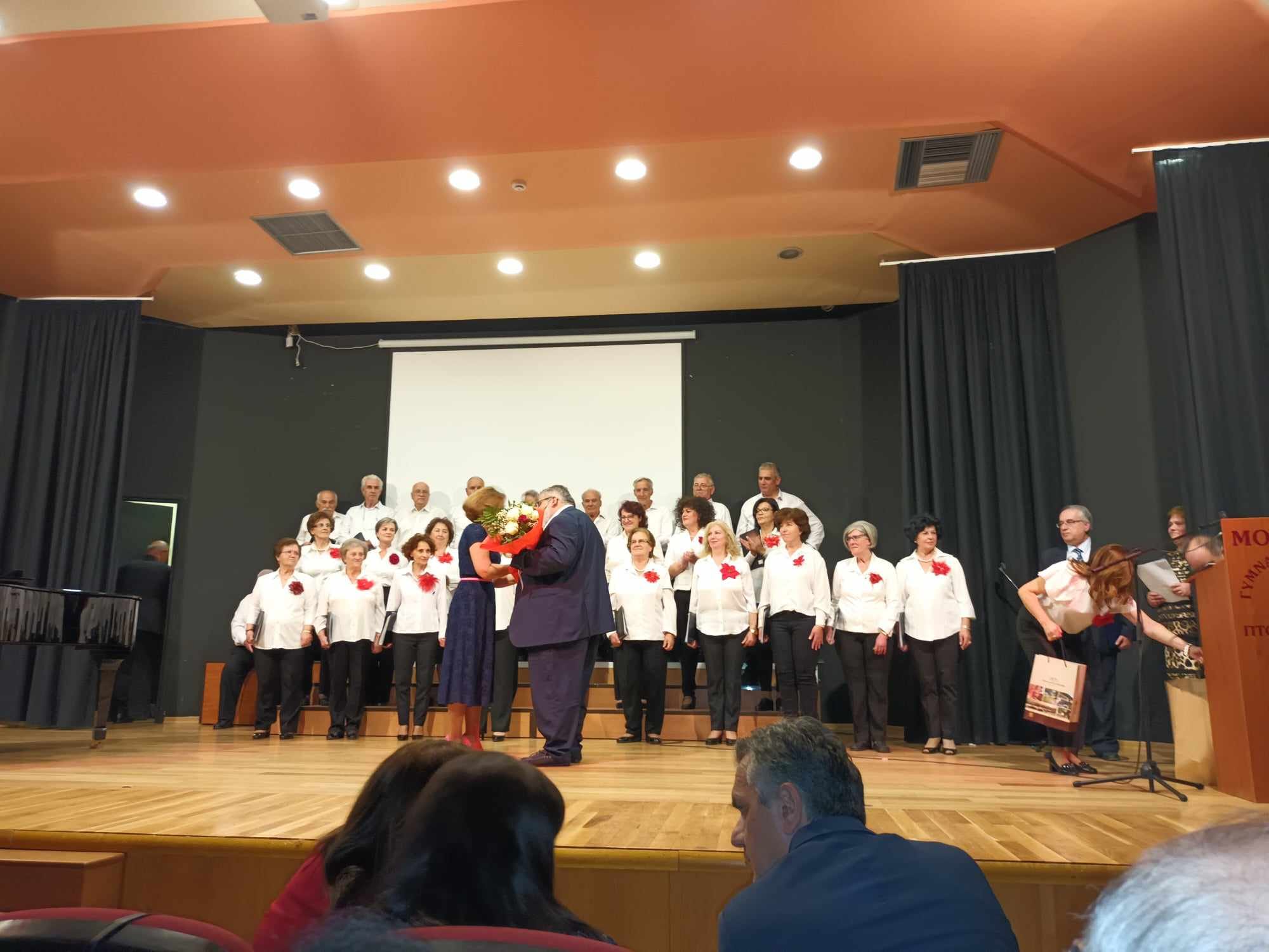 Εξαιρετική εμφάνιση της χορωδίας του Π.Σ. Αμύντας στην άψογη διοργάνωση ...