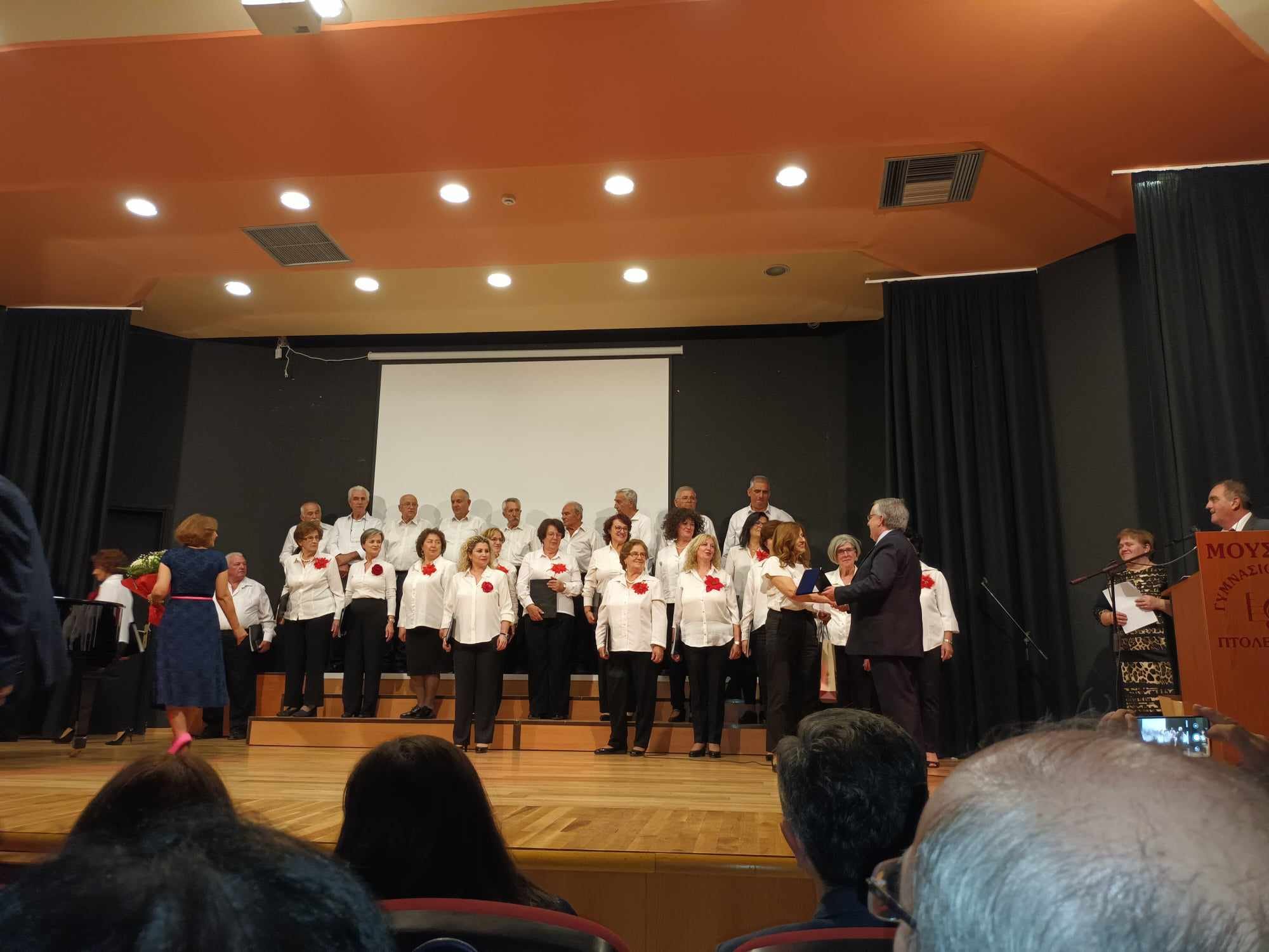 Εξαιρετική εμφάνιση της χορωδίας του Π.Σ. Αμύντας στην άψογη διοργάνωση ...