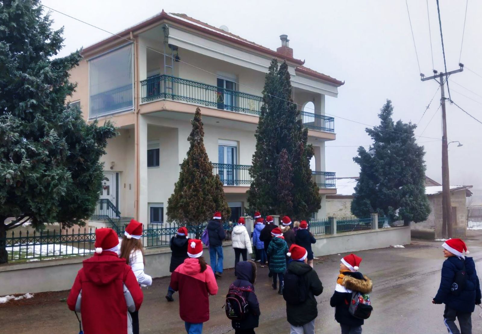 Τα παραδοσιακά Κάλαντα στην τοπική κοινότητα Λόφων από μαθητές του ...