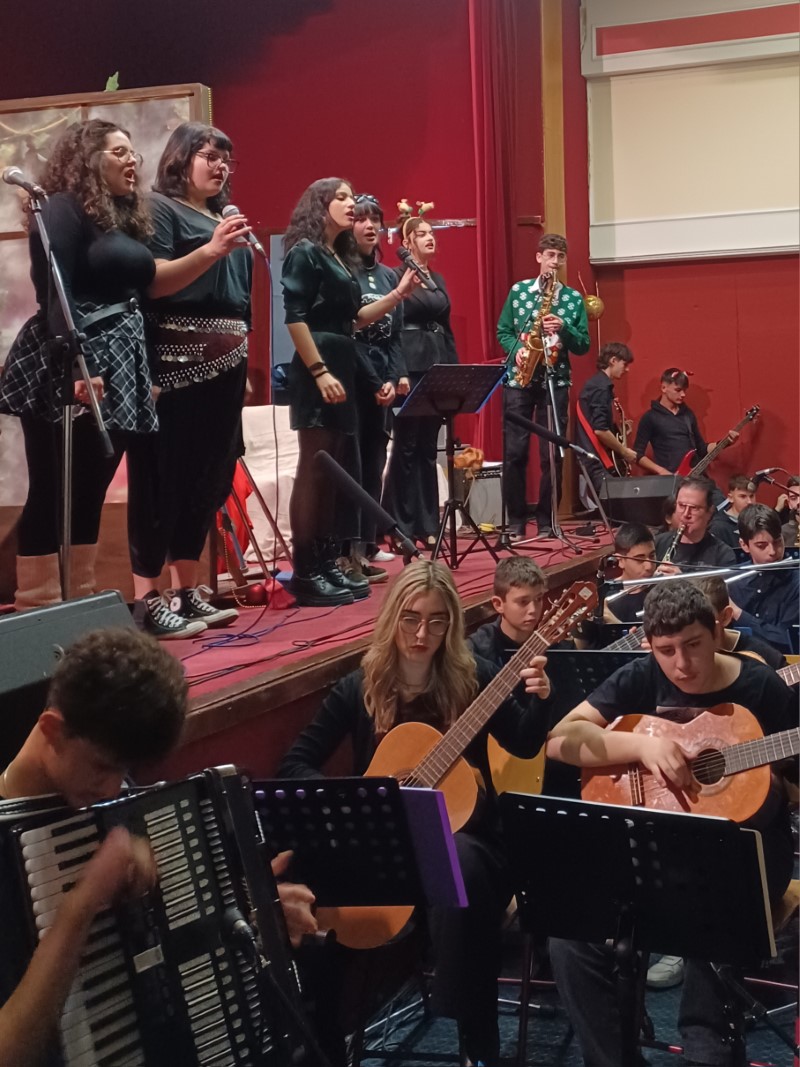 Σε ένα κατάμεστο αμφιθέατρο στο Πνευματικού κέντρου Αμυνταίου ...