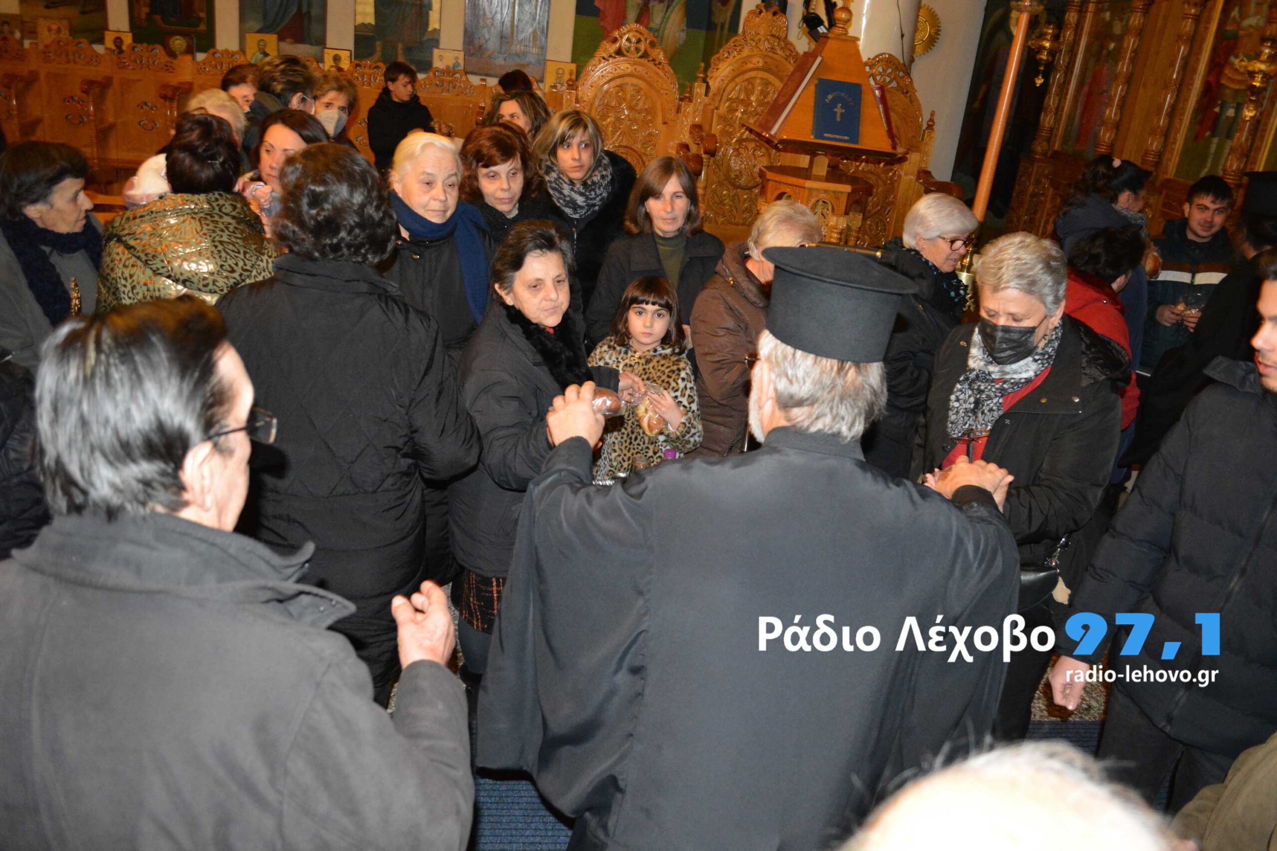 Η ενορία αγίου Δημητρίου Λεχόβου έκοψε τη βασιλόπιτα της (φωτο) | Ράδιο ...