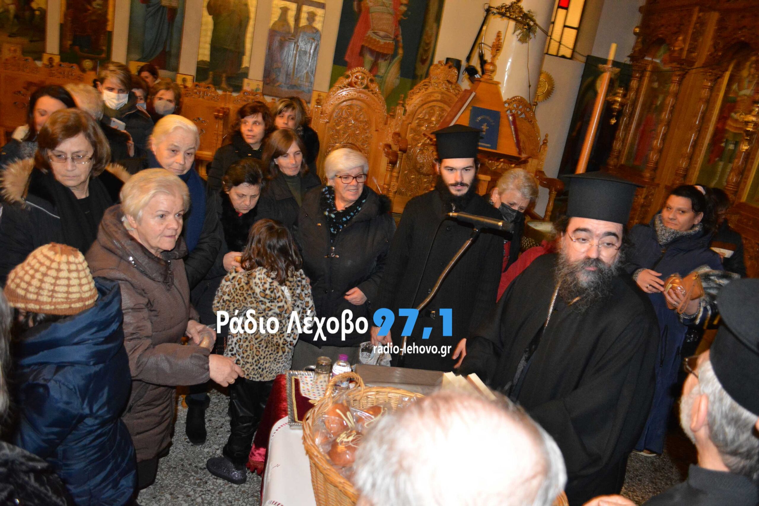 Η ενορία αγίου Δημητρίου Λεχόβου έκοψε τη βασιλόπιτα της (φωτο) | Ράδιο ...