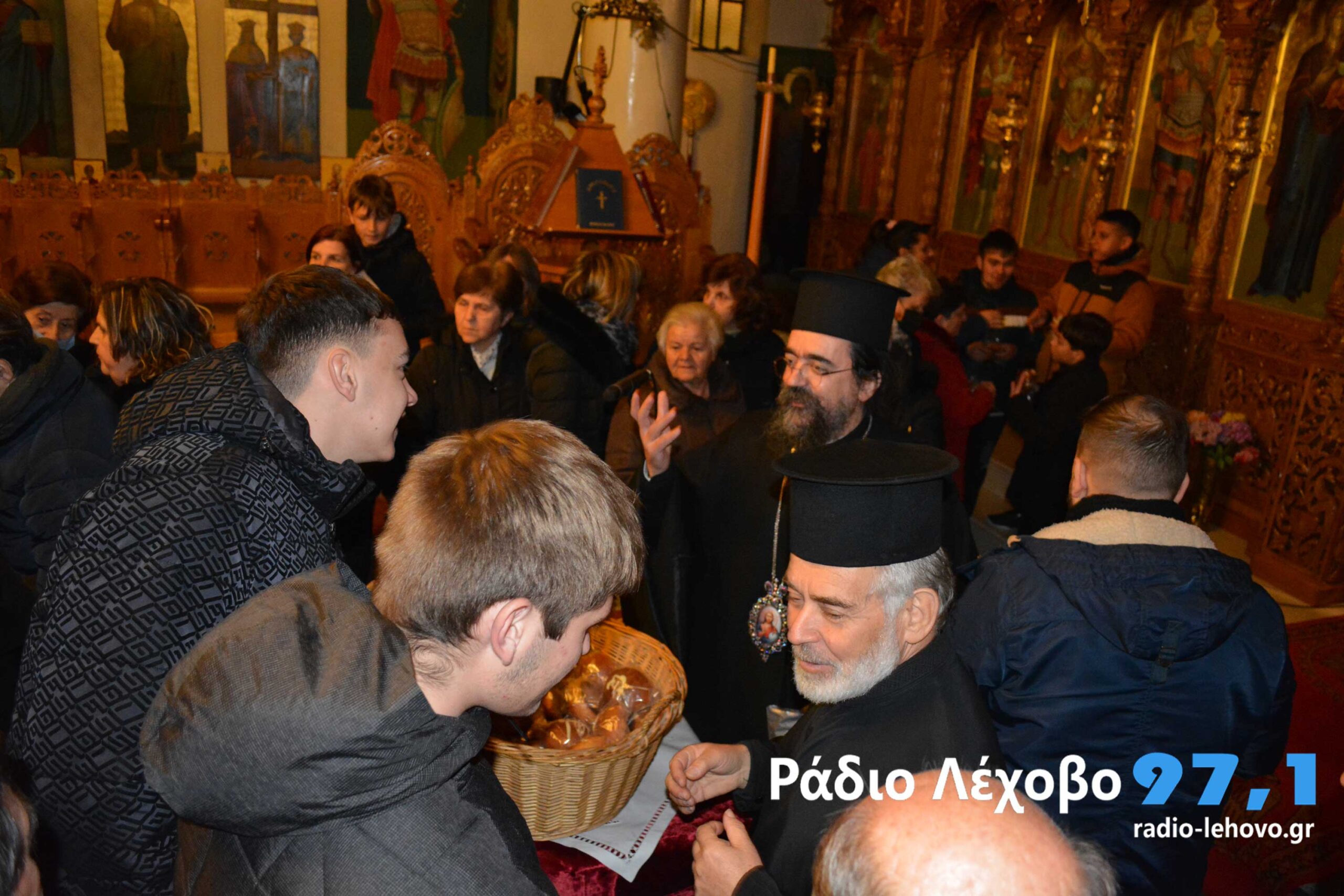Η ενορία αγίου Δημητρίου Λεχόβου έκοψε τη βασιλόπιτα της (φωτο) | Ράδιο ...