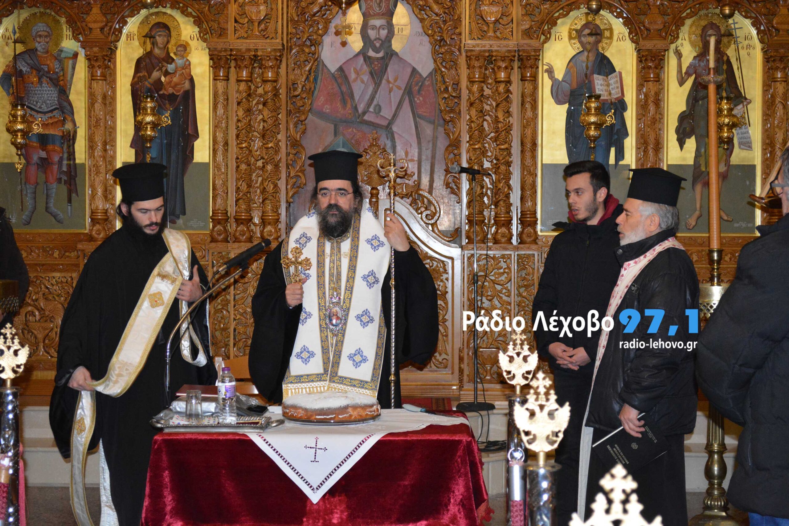 Η ενορία αγίου Δημητρίου Λεχόβου έκοψε τη βασιλόπιτα της (φωτο) | Ράδιο ...