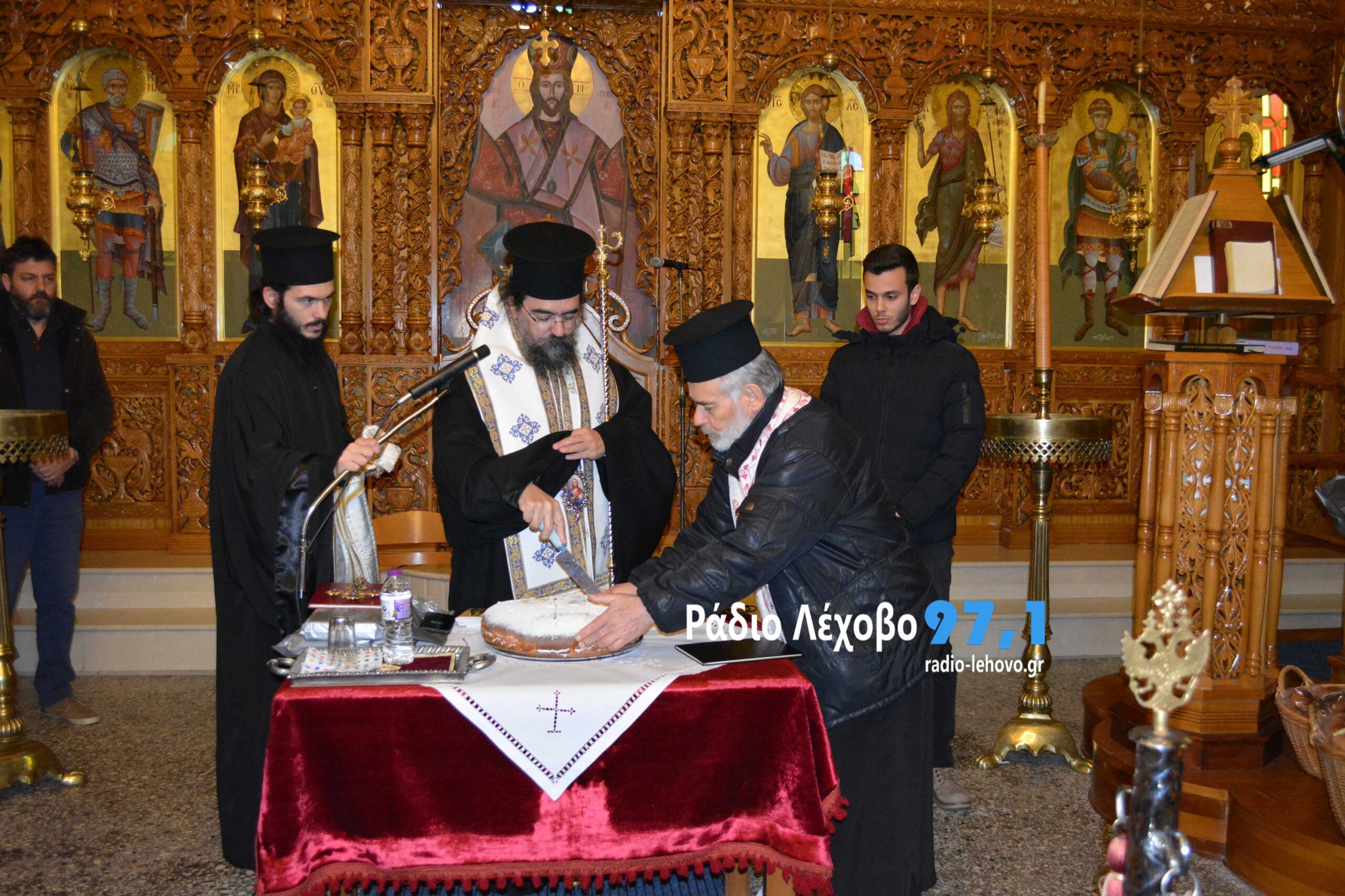 Η ενορία αγίου Δημητρίου Λεχόβου έκοψε τη βασιλόπιτα της (φωτο) | Ράδιο ...