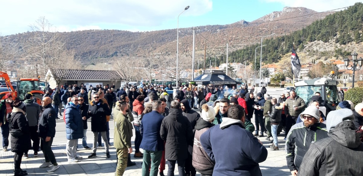 Παράδοση Ψηφίσματος Διαμαρτυρίας στον Αντιπεριφερειάρχη Καστοριάς από ...